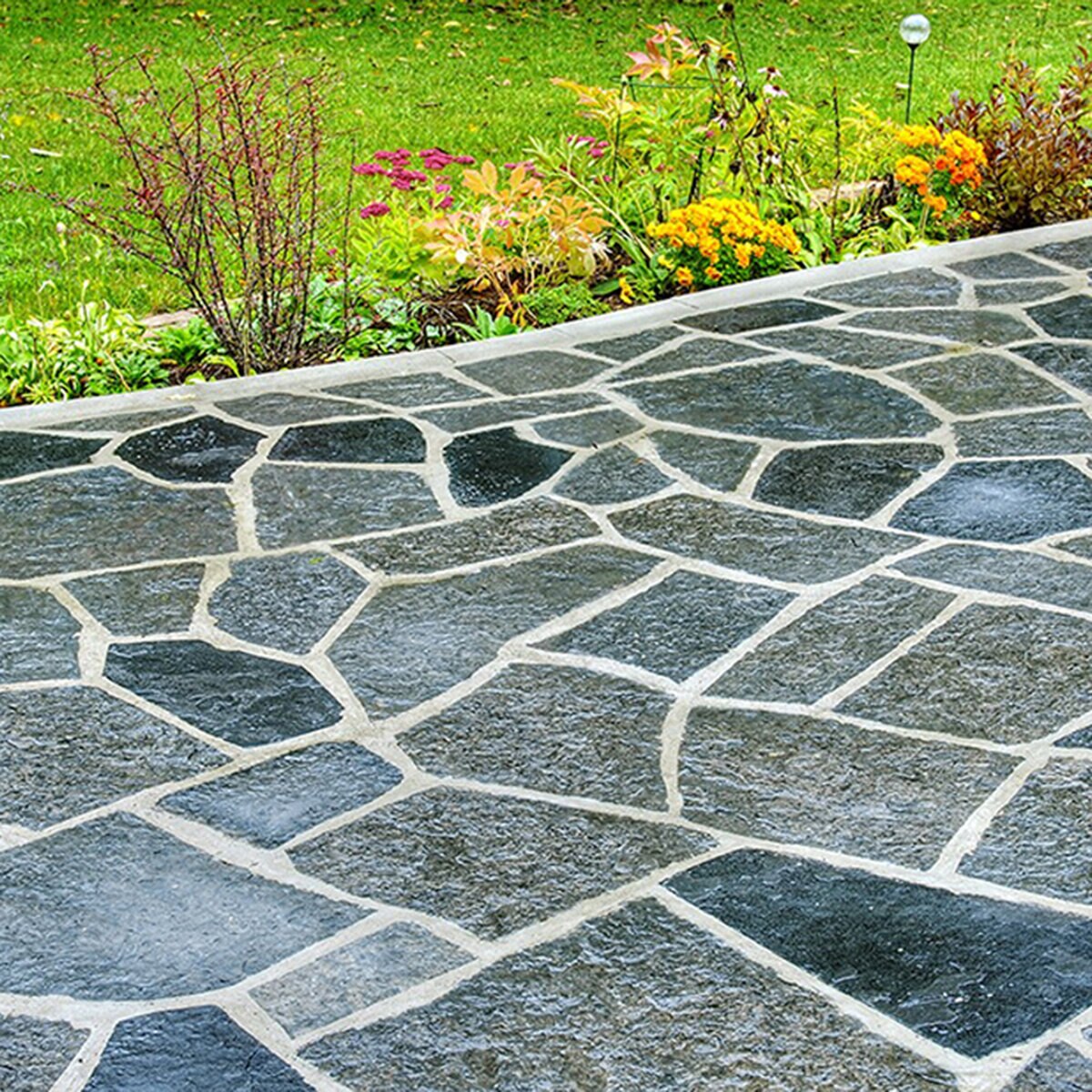Flagstone Black Limestone Irregular 1 1/2 - 1 3/4 in | SiteOne CA
