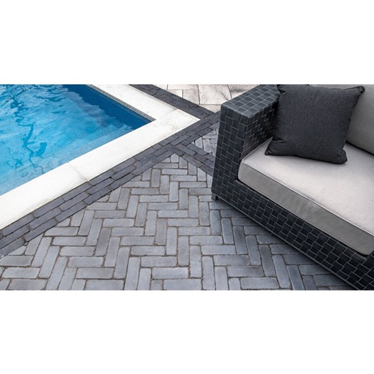 Unilock Copthorne Paver Artic Gray 2-1/2 in. x 8 in. 6 cm (89.2 sq. ft ...